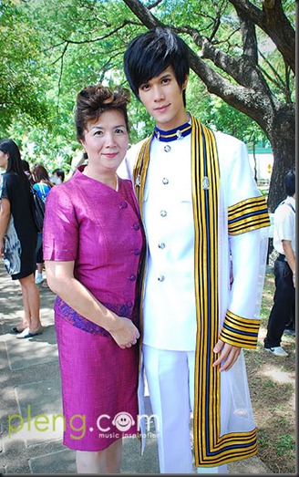 My Thai Addiction: [PICTURES] Yoshi’s graduation pics